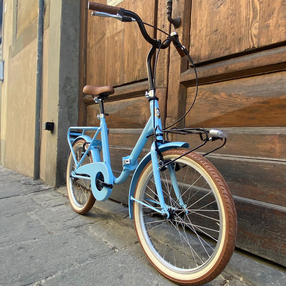 Discover the blue women's folding bike, compact, vintage, and ...